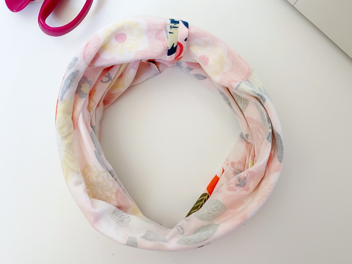 DIY Neck Gaiter in 3 Steps (No Pattern Needed) - Easy Things to Sew