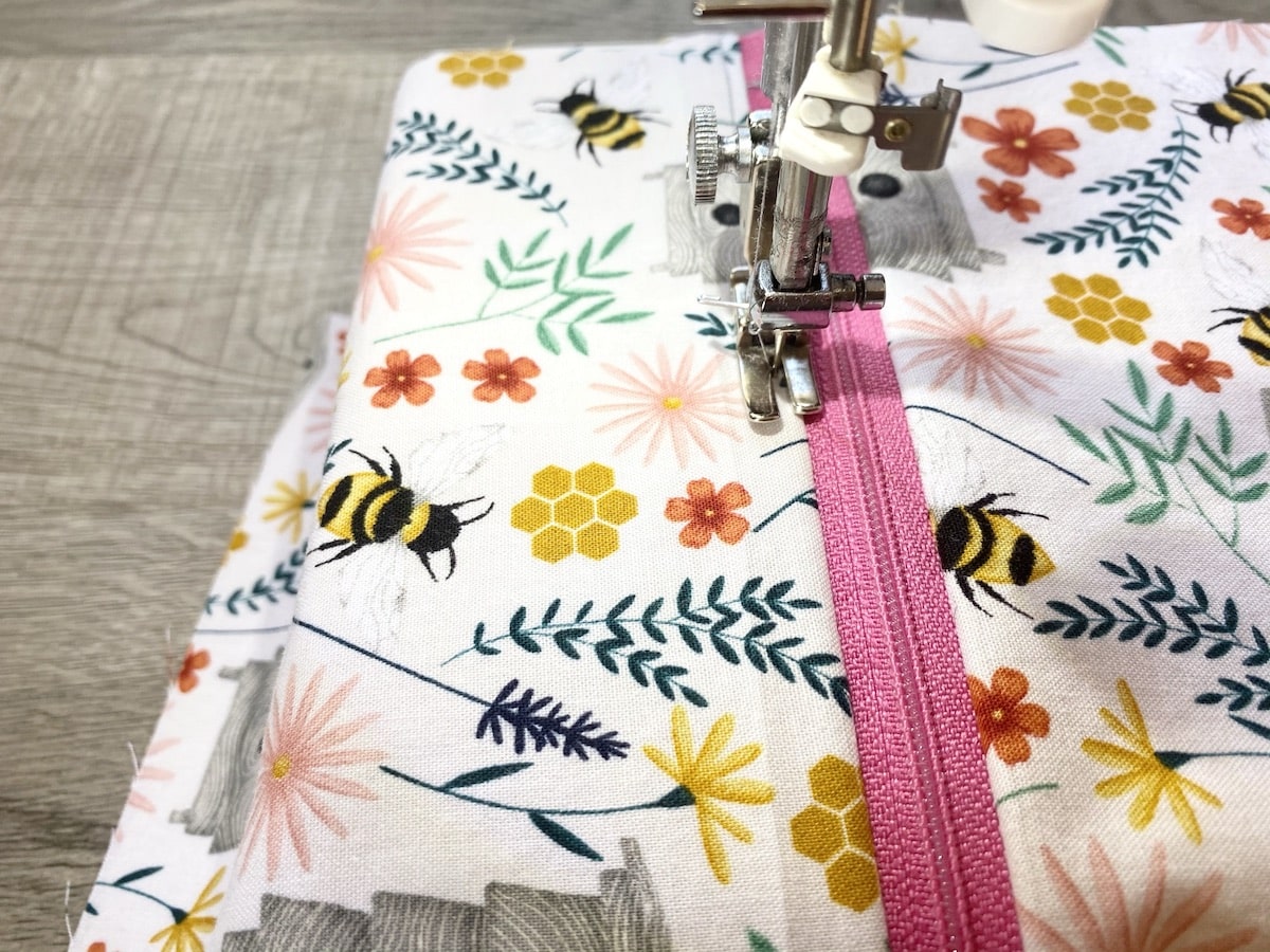 Easy Lined Zippered Pouch Tutorial - Easy Things to Sew