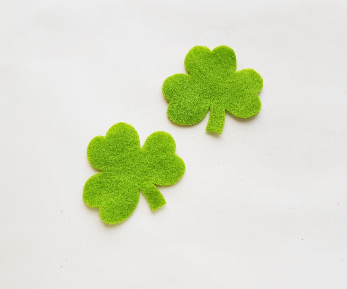 Felt Shamrock Plushie (Free Pattern) - Easy Things to Sew