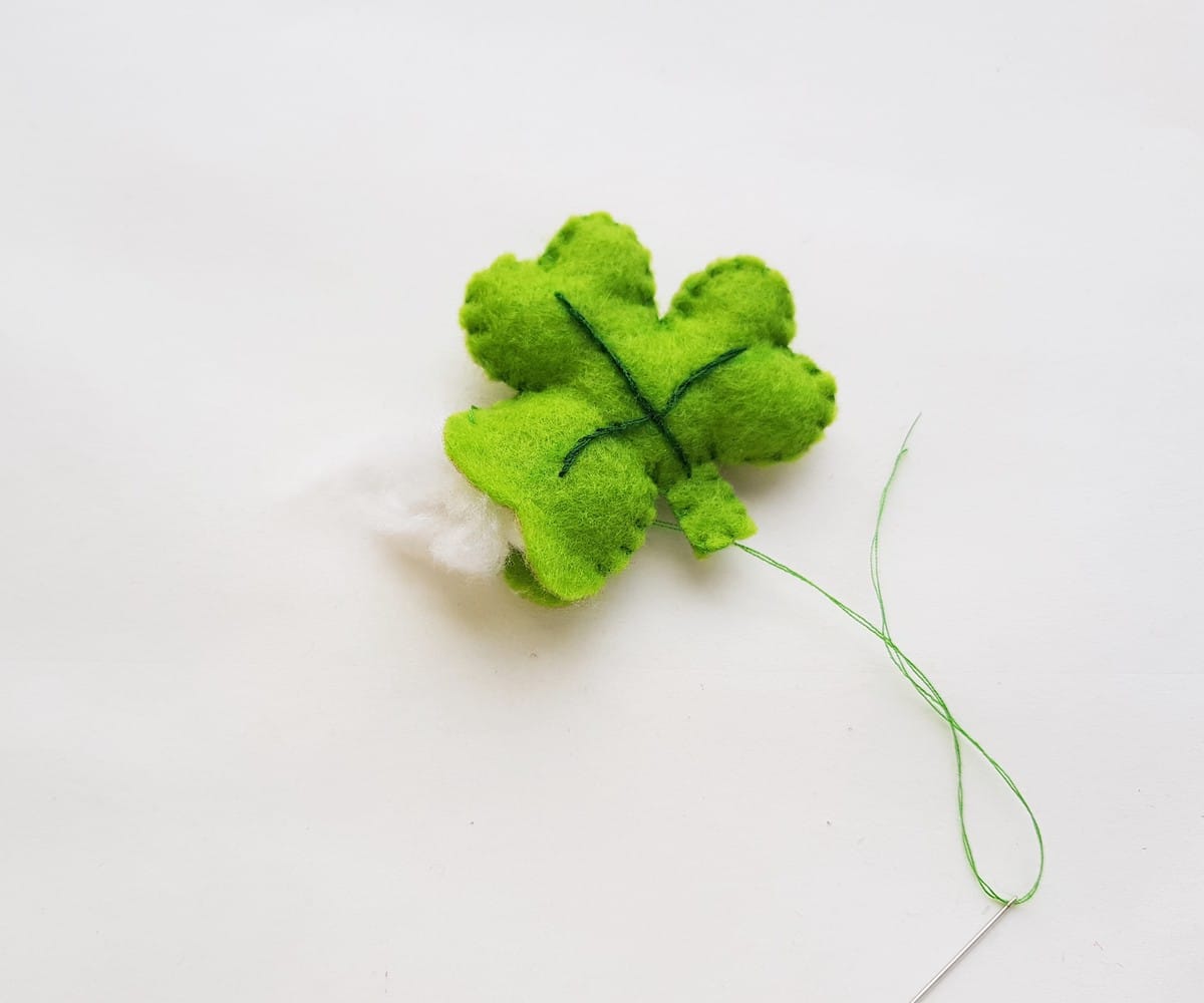 Felt Shamrock Plushie (Free Pattern) - Easy Things to Sew