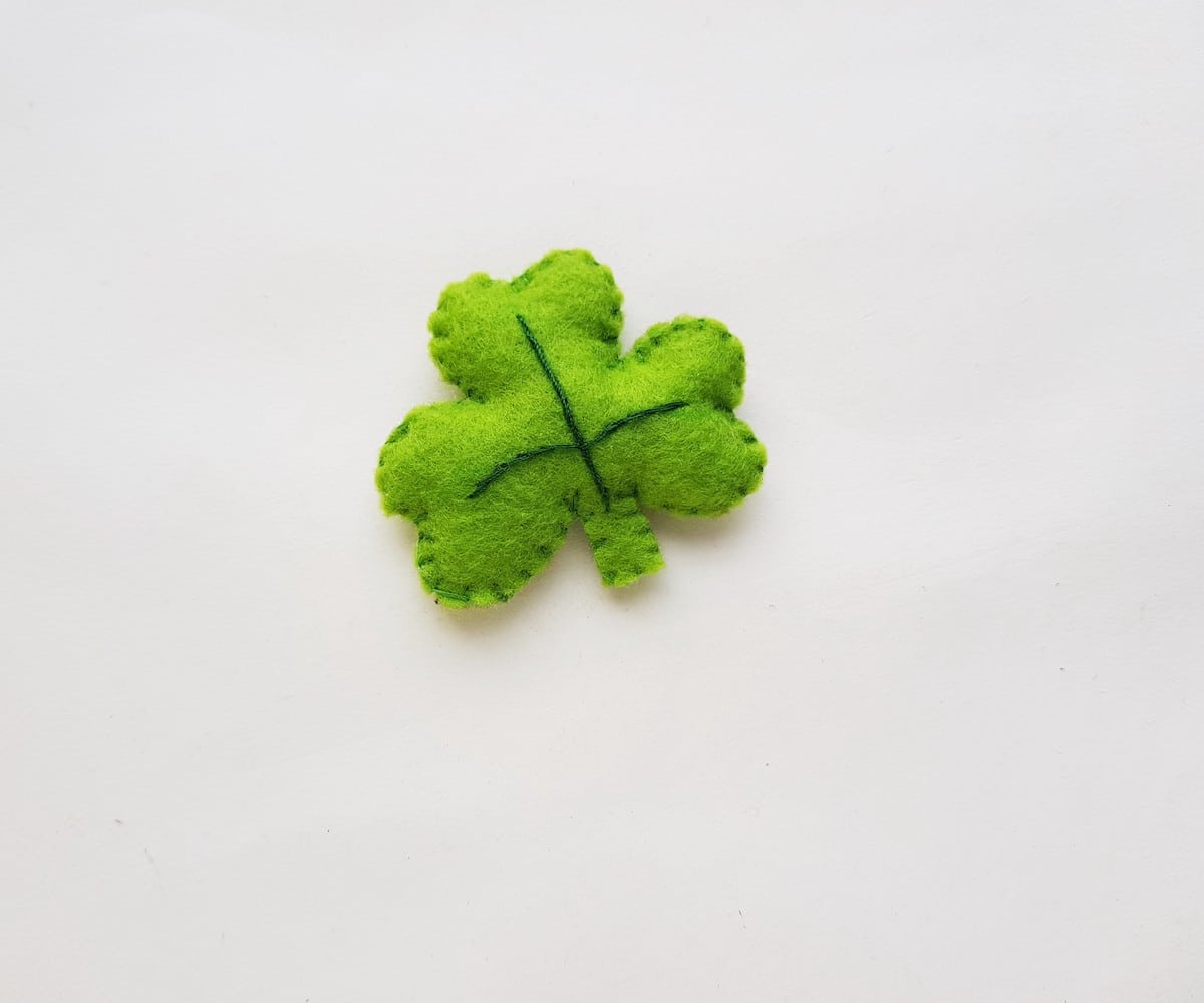 Felt Shamrock Plushie (Free Pattern) - Easy Things to Sew