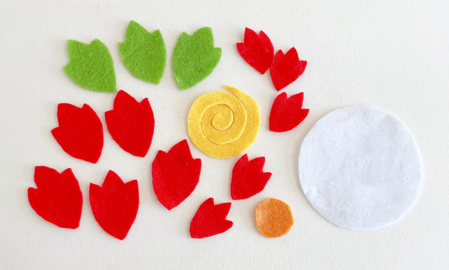 Felt Poinsettia Ornament (Free Pattern) - Easy Things to Sew