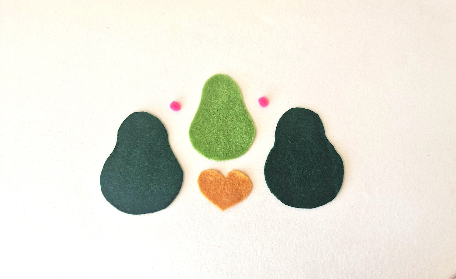 Felt Avocado Plushie (Free Pattern) - Easy Things to Sew