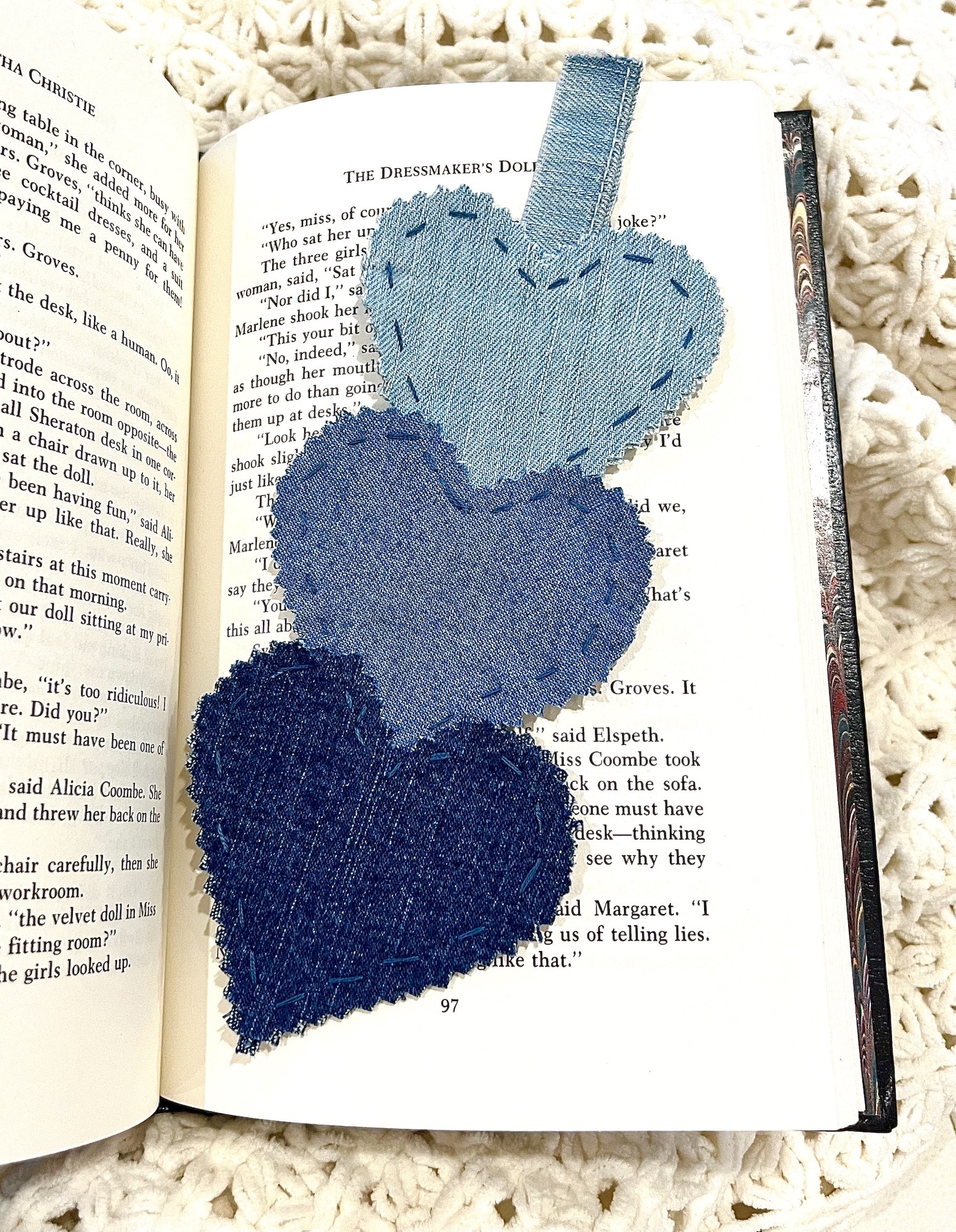 Stacked Hearts Bookmark (Free Pattern) - Easy Things to Sew